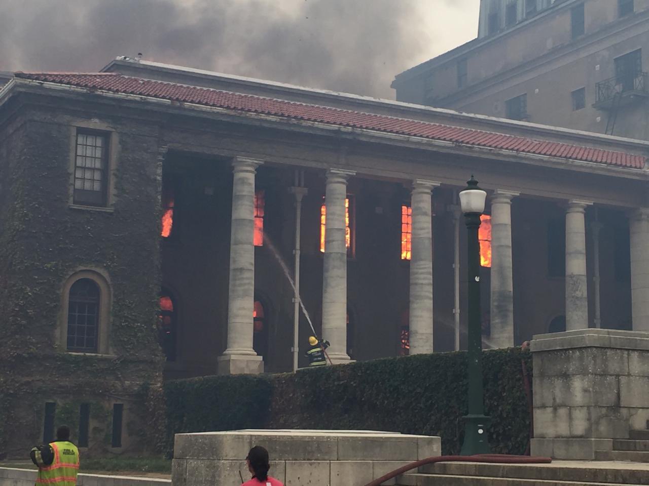 Iconic UCT buildings razed in runaway veld fire - KAYA 959
