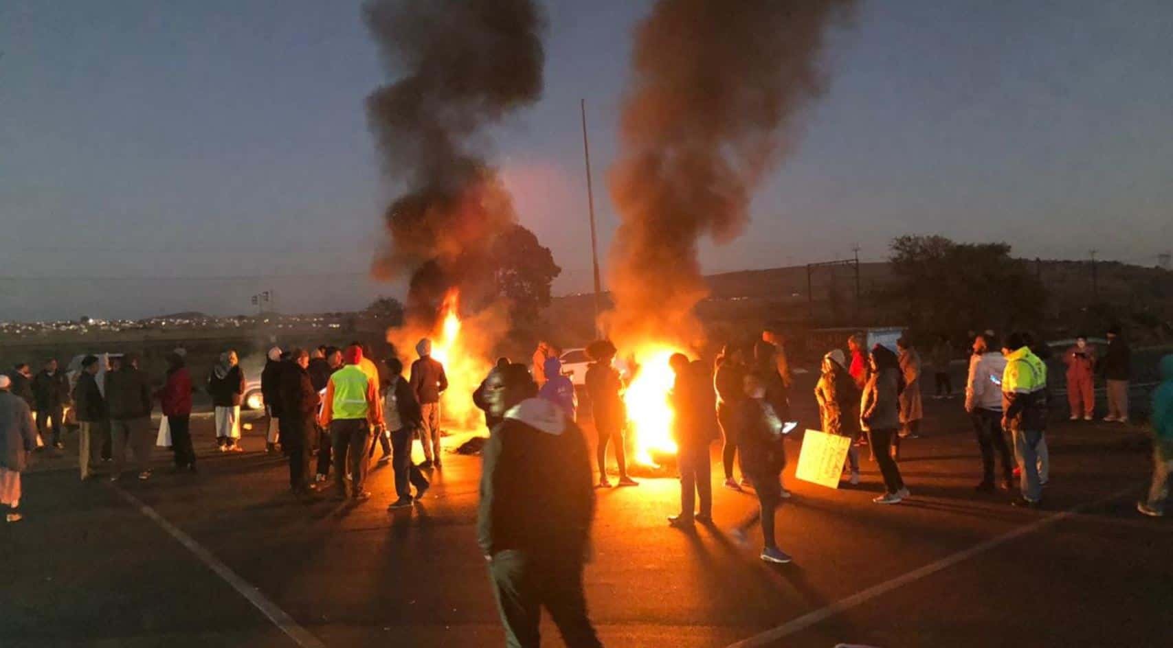 Routes in and out of Soweto blocked by protesters - KAYA 959