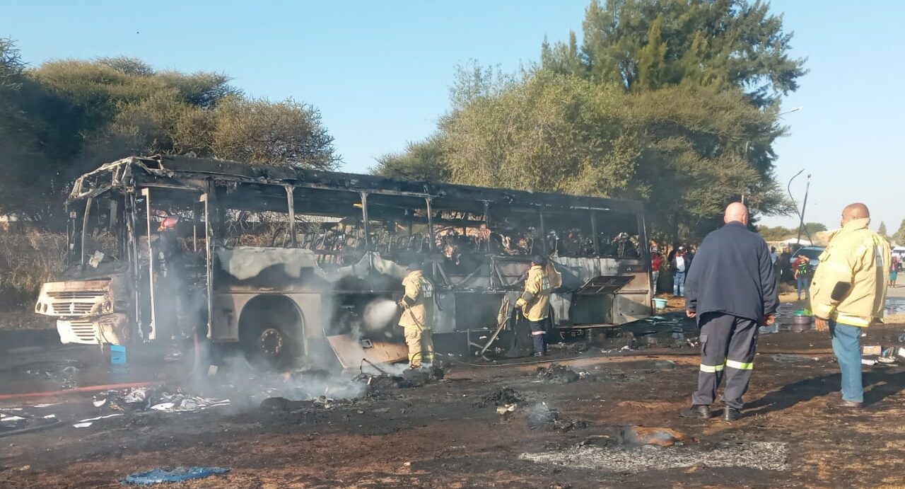 Bus transporting 20 school learners explodes near Mafikeng - KAYA 959