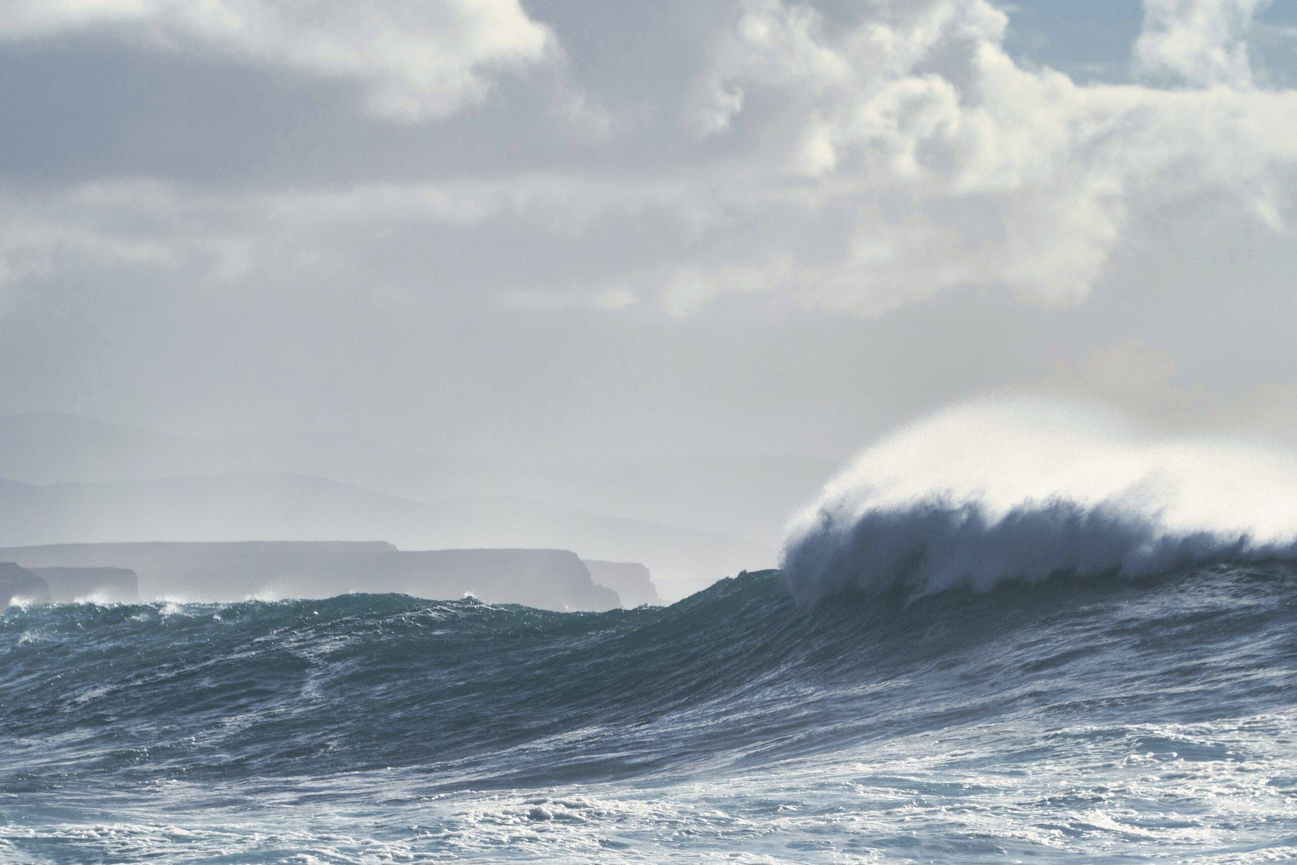 Spring tides claims 1 life, as massive waves wrecks SA's coasts - KAYA 959