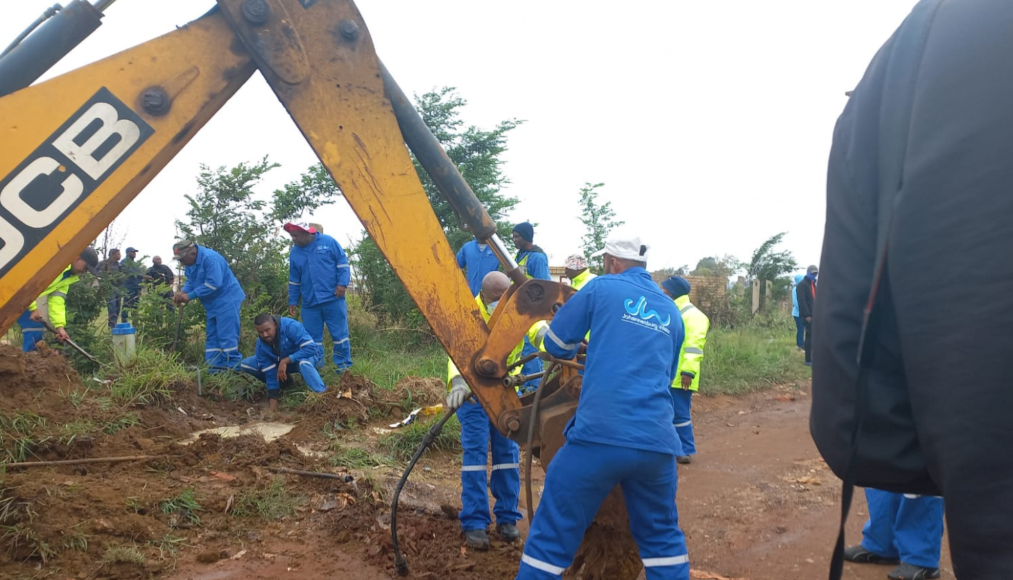 Chaos as Phumla Mqashi informal settlement water supply get cut by ...