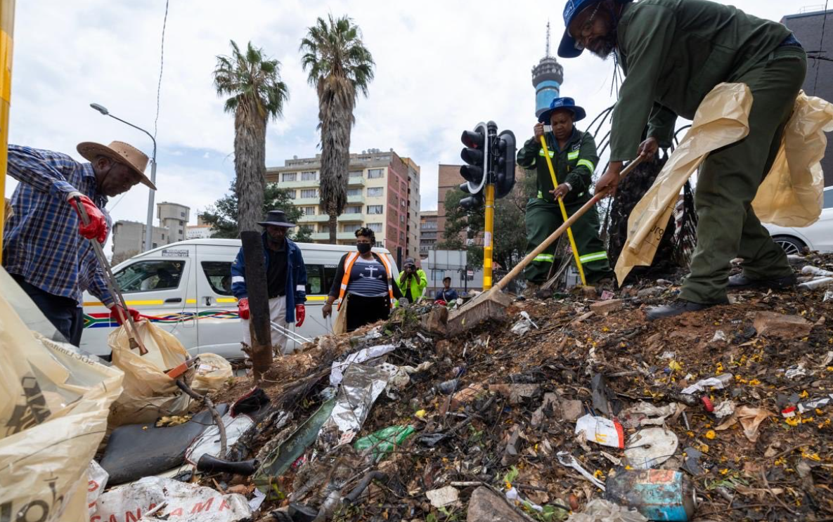 Massive cleaning operation with hundreds of cleaners in the streets of ...